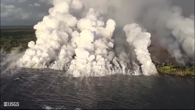 Lava from Kilauea volcano flows into Kapoho Bay | FOX 13 Seattle