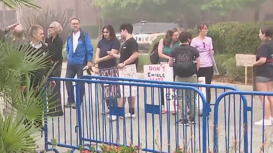 UCF students protest Gov. DeSantis' education policies | FOX 35 Orlando