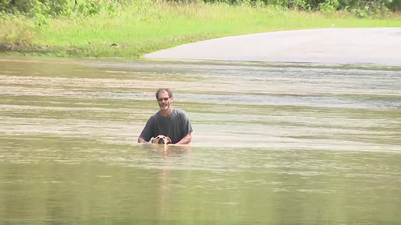 Man walks through high flood waters with dog | FOX 26 Houston