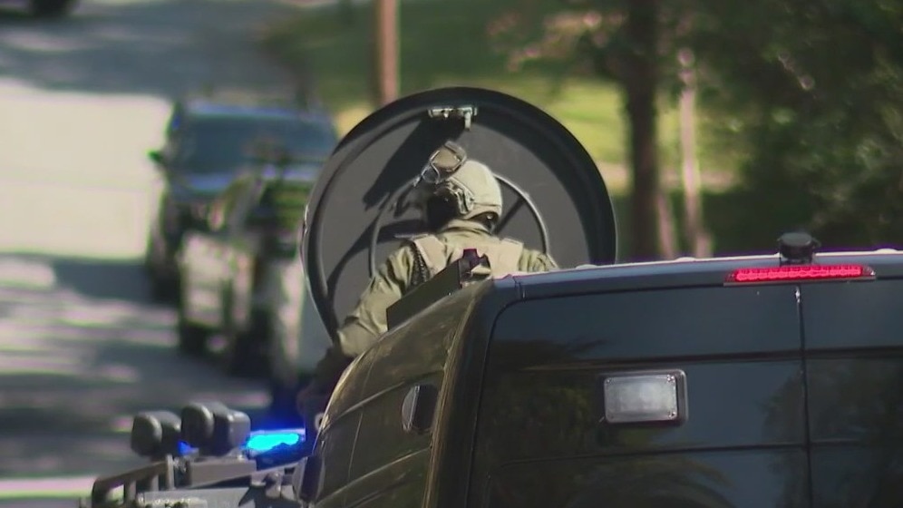 SWAT surrounds home with armed barricaded man | FOX 5 Atlanta