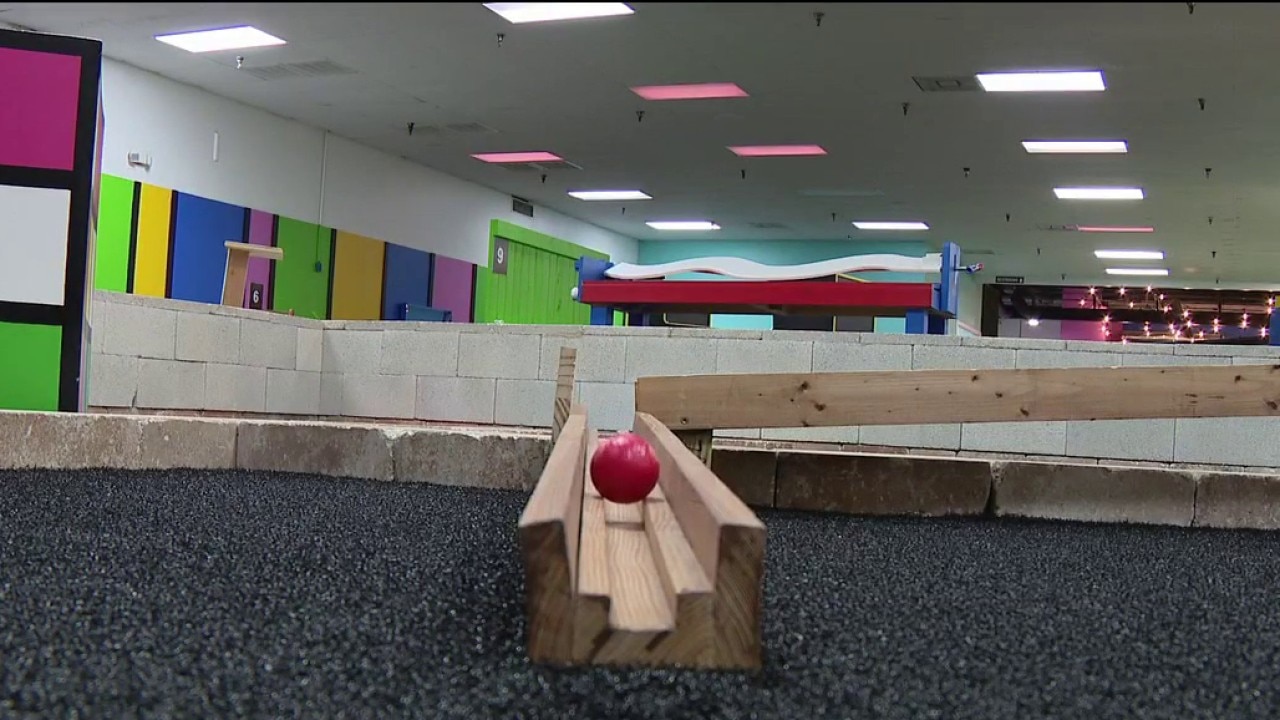 Mr. Putter's Indoor Mini Golf in Town 'N Country | FOX 13 Tampa Bay